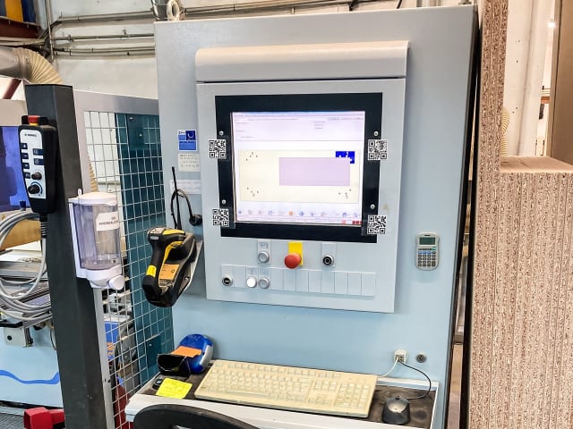 Used WEEKE | VENTURE 3M-CNC Machine Centers With Pod And Rail